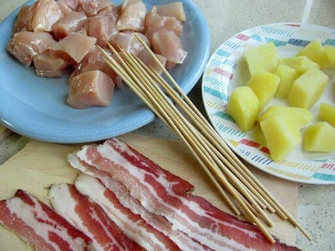 Pinchos de pollo con Bacon | Segundo plato | Recetas felices